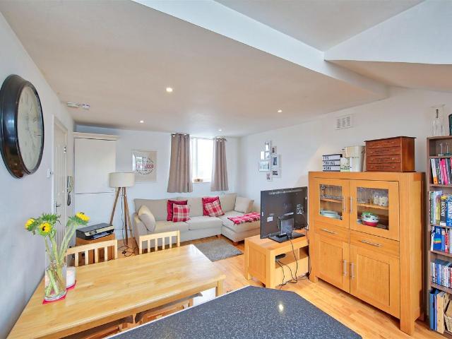 Earlsfield Road, London SW18, 1 bed flat to rent, £1,900 pcm | PrimeLocation