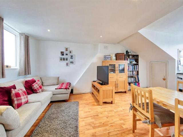 Earlsfield Road SW18 1 bed flat to rent £1,800 pcm £415 pw