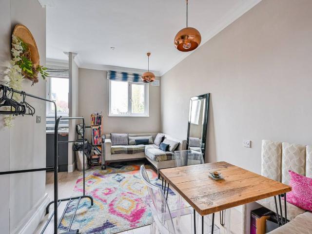 Earlsfield Road, Wandsworth Common, London SW18, 1 bed flat to rent, £3,450 pcm | PrimeLocation