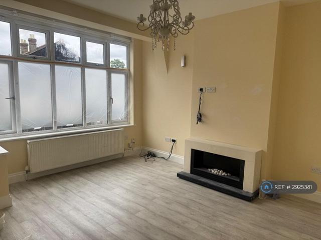 Earlswood Avenue, Thornton Heath, CR7 3 bed terraced house to rent £2,250 pcm £519 pw