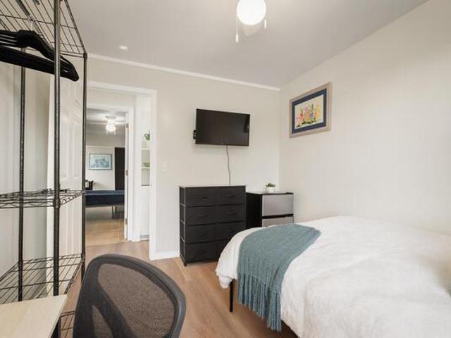 EARN FREE WEEK! POOL Remodeled, Spacious, Safe Home in Jacksonville 2 min to I 295, I 10, I 95 Groceries & Shopping Bus Stop FREE Parking 1GB WiFi, Utilities, LaundryCleaning Each Room: Mini Fridge, TV, Dresser & Closet, Desk & Chair