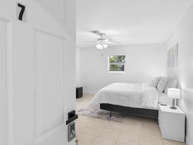 EARN FREE WEEKSafe and Clean Home in SANFORD, all welcome Minutes to bus Minutes to I 4 Highway FREE 1GB WiFi, Utilities, Laundry, Parking Cleaning Each Room Has: Mini Fridge, Smart TV, Closet w/ Drawers, Desk & Chair