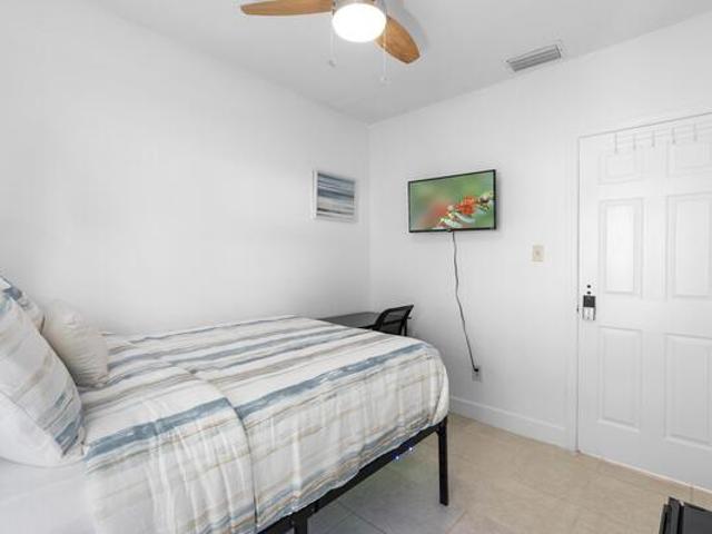 EARN FREE WEEKSafe and Clean Home in SANFORD, all welcome Minutes to bus Minutes to I 4 Highway FREE 1GB WiFi, Utilities, Laundry, Parking Cleaning Each Room Has: Mini Fridge, Smart TV, Closet w/ Drawers, Desk & Chair
