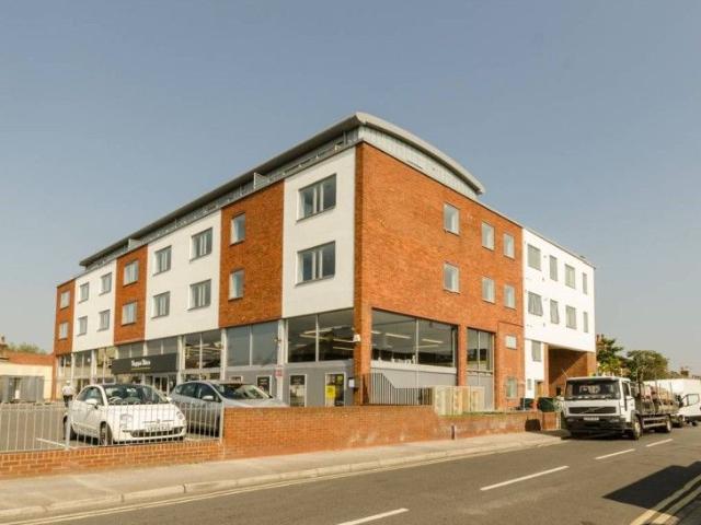 East Molesey, Surrey KT8, 3 bed flat to rent, £2,495 pcm | PrimeLocation