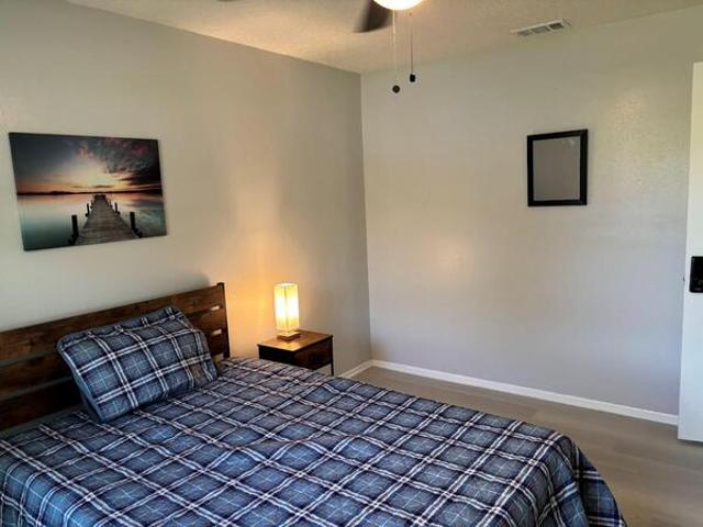 East Orlando Pool Home with Dining area. Newly renovated, clean and cozy. Near shopping and 1 mile from bus line