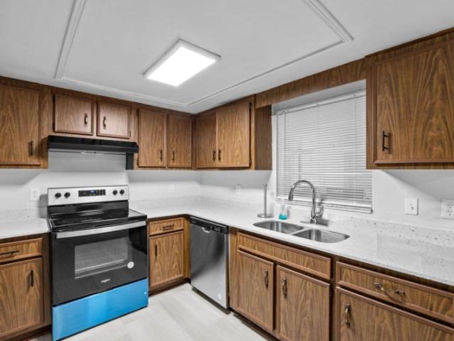 East Orlando Pool Home with Dining area. Newlyreno