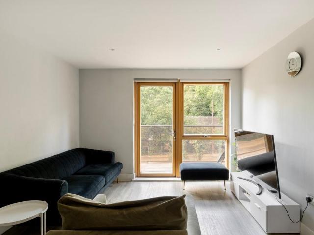 East Acton Lane, London, W3 1 bed apartment to rent £1,900 pcm £438 pw