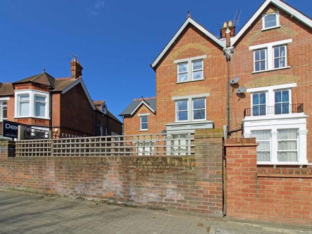 East Acton Lane, London W3 2 bed flat to rent £2,300 pcm £531 pw
