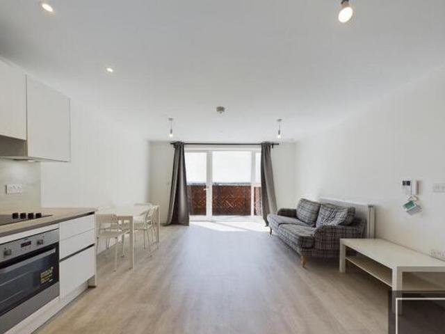 East Acton Lane, London, 2 Bedroom Apartment