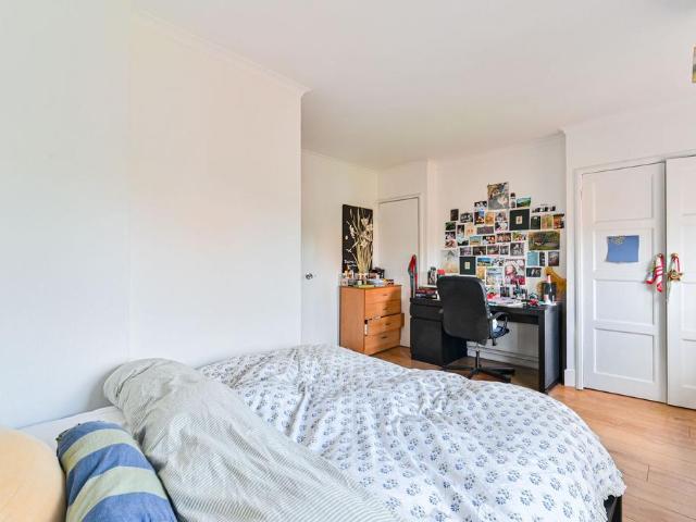 East Acton, W3, East Acton, London, W3 2 bed flat to rent £2,200 pcm £508 pw