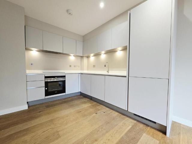 East Barnet Road, Barnet 2 bed flat to rent £2,200 pcm £508 pw