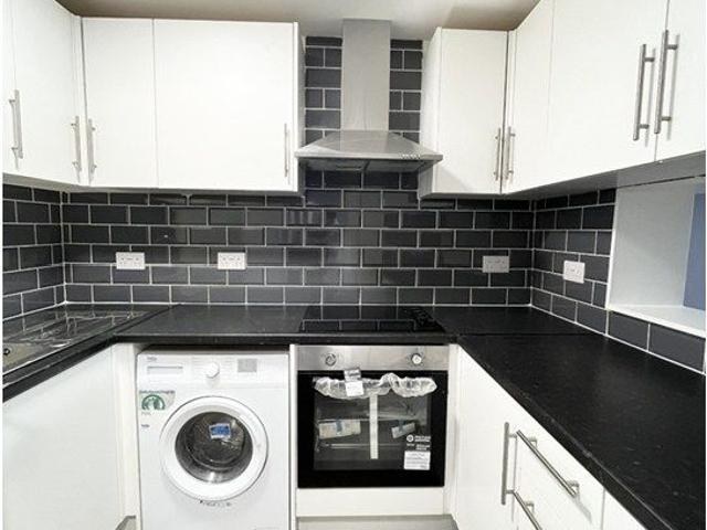 East Barnet Road, Barnet EN4, 3 bed flat to rent, £2,200 pcm | PrimeLocation