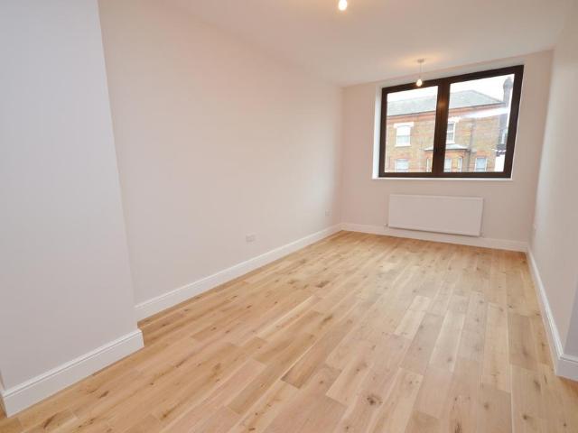 East Barnet Road, Barnet EN4 2 bed flat to rent £1,950 pcm £450 pw