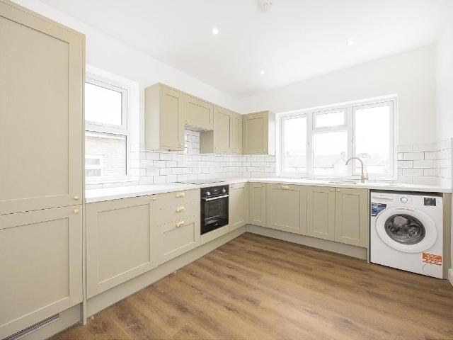 East Barnet Road, Barnet, London EN4, 3 bed flat to rent, £2,500 pcm | PrimeLocation