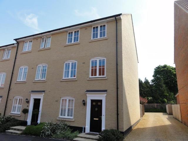 East Close, Bury St Edmunds IP33 3 bed end of terrace house to rent £2,350 pcm £542 pw