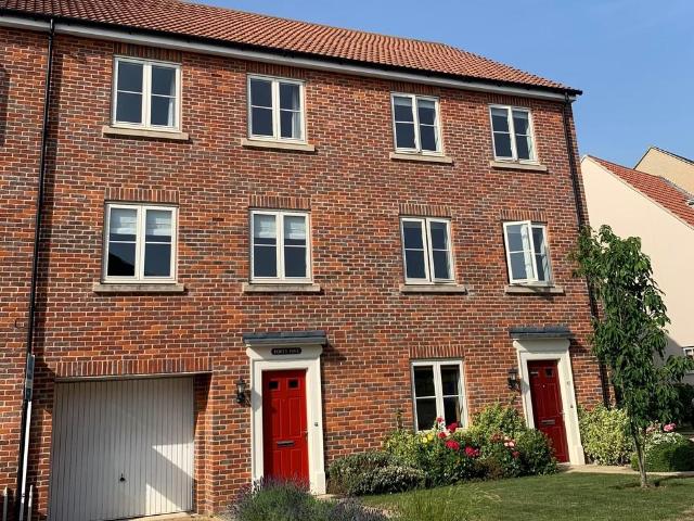 East Close, Bury St Edmunds IP33 4 bed terraced house to rent £2,400 pcm £554 pw
