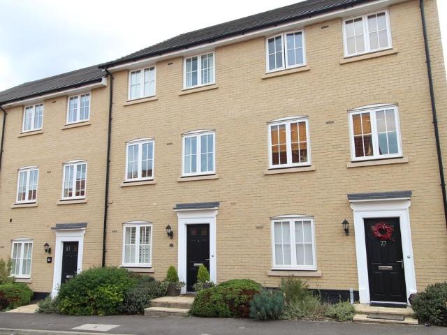 East Close, Bury St Edmunds IP33 4 bed terraced house to rent £2,250 pcm £519 pw