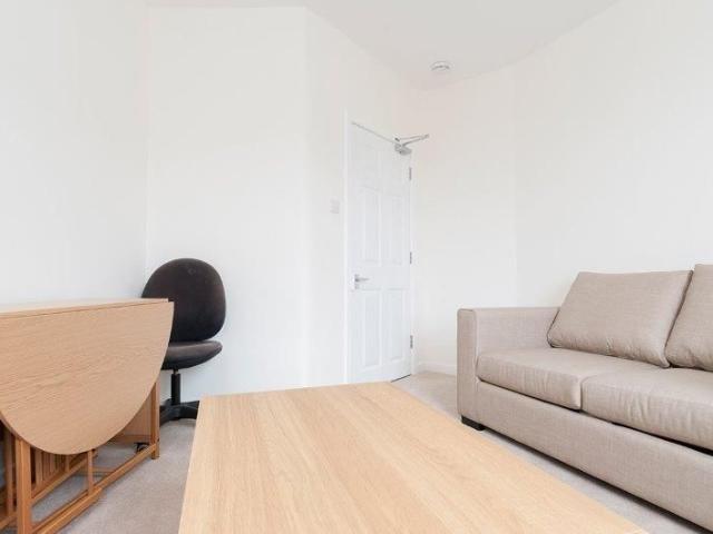 East Crosscauseway, Edinburgh EH8, 2 bed flat to rent, £1,380 pcm | PrimeLocation