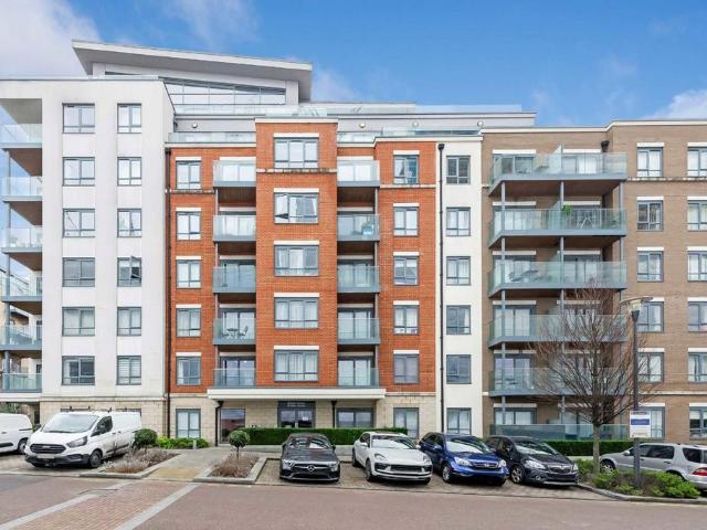 East Drive, London NW9 5 bed flat to rent £6,250 pcm £1,442 pw
