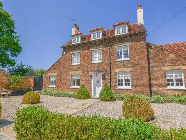 East End Green, Hertford, SG14 4 bed semi detached house to rent £3,850 pcm £888 pw