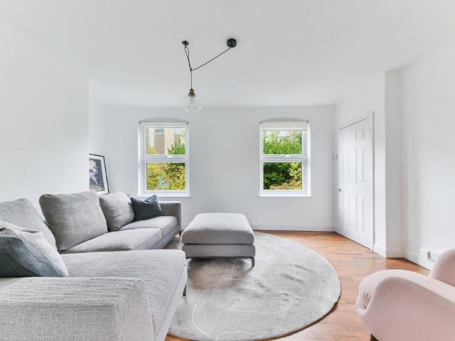 East Ferry Road, E14 2 bed terraced house to rent £2,375 pcm £548 pw