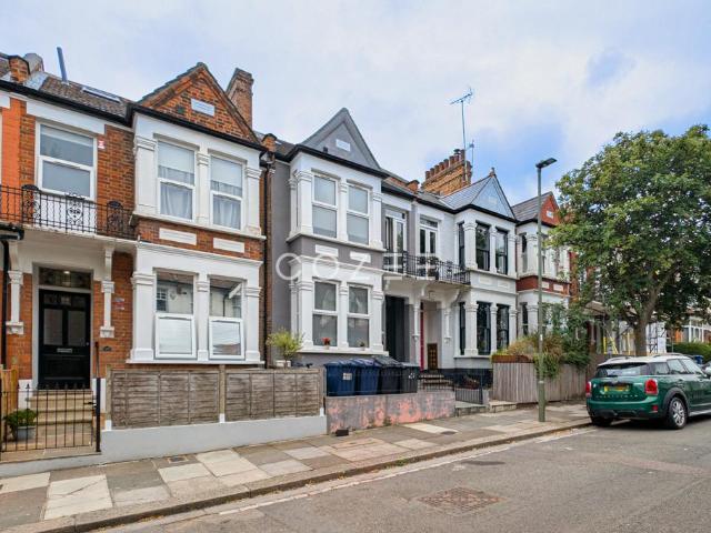 East Finchley, London N2 3 bed flat to rent £2,550 pcm £588 pw