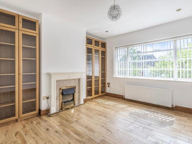East Finchley, London N2, East Finchley, 2 bed flat to rent, £2,100 pcm | PrimeLocation