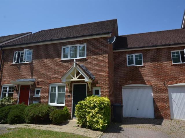 East Hundreds, Fleet GU51 3 bed terraced house to rent £1,795 pcm £414 pw