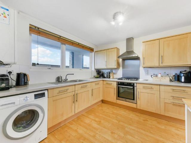 East Hill, Battersea SW18 3 bed apartment to rent £3,000 pcm £692 pw