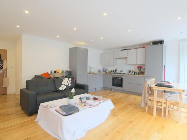 East Hill, London SW18 2 bed apartment to rent £2,595 pcm £599 pw