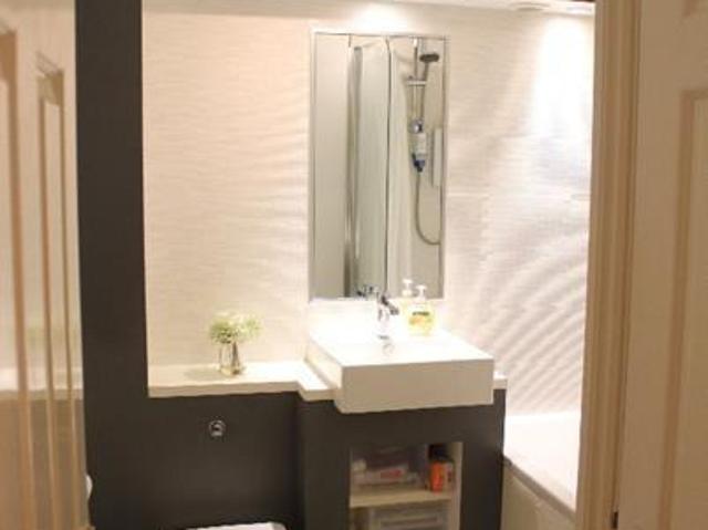 East Hill, London, SW18 2 bed flat to rent £2,250 pcm £519 pw