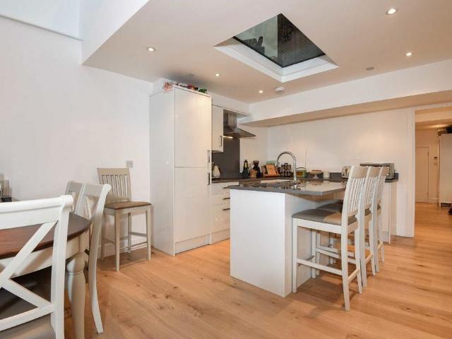 East Hill, London SW18 2 bed flat to rent £2,650 pcm £612 pw