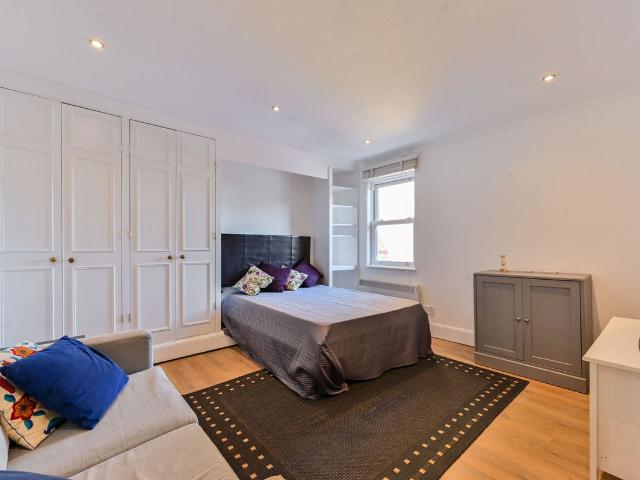 East Hill, Wandsworth Town, London SW18, Studio to rent, £1,800 pcm | PrimeLocation