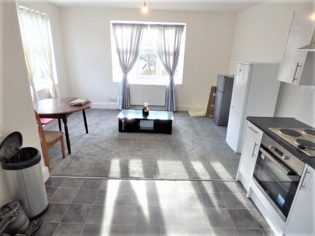 East India Dock Road, London E14 4 bed flat to rent £3,000 pcm £692 pw