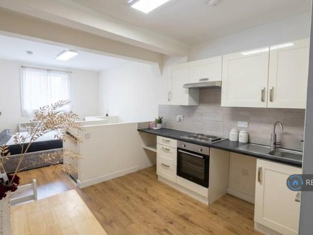 East India Dock Rd, London, E14 Studio to rent £1,450 pcm £335 pw