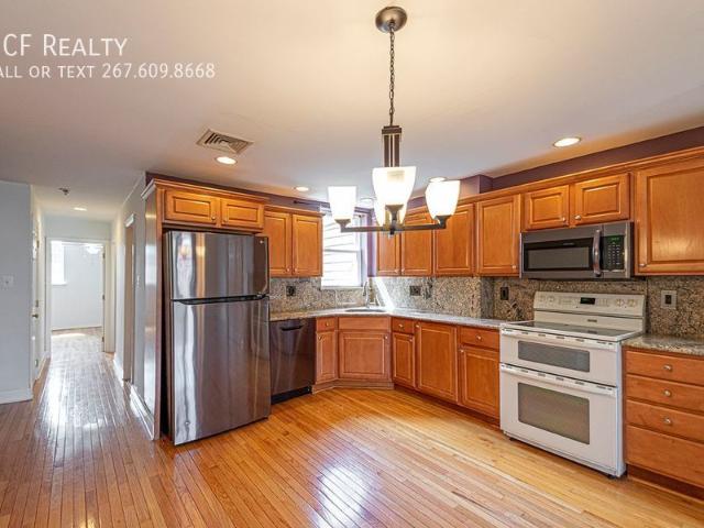 East Passyunk Bi Level Two Bedroom / Two Full Bathroom Apartment