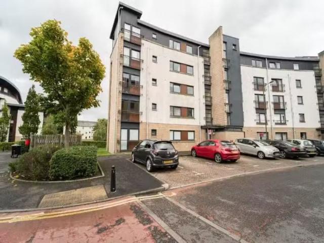 East Pilton Farm Crescent, Fettes. 3 bed flat £1,495 pcm £3.