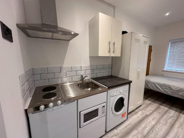 East Road, Chadwell Heath, Romford Studio to rent £1,000 pcm £231 pw