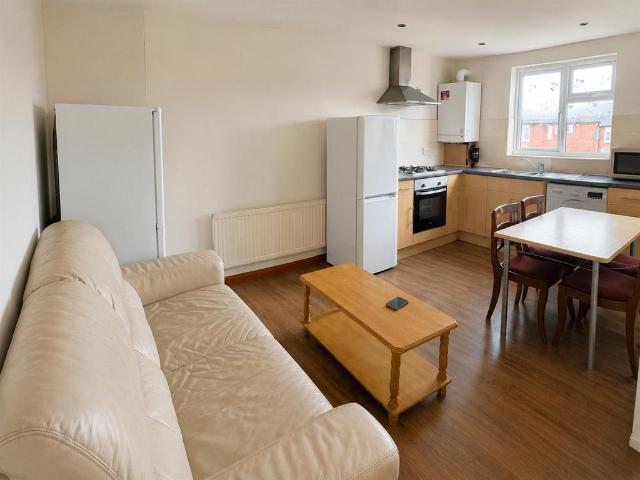 East Road, Edgware 2 bed apartment to rent £1,550 pcm £358 pw