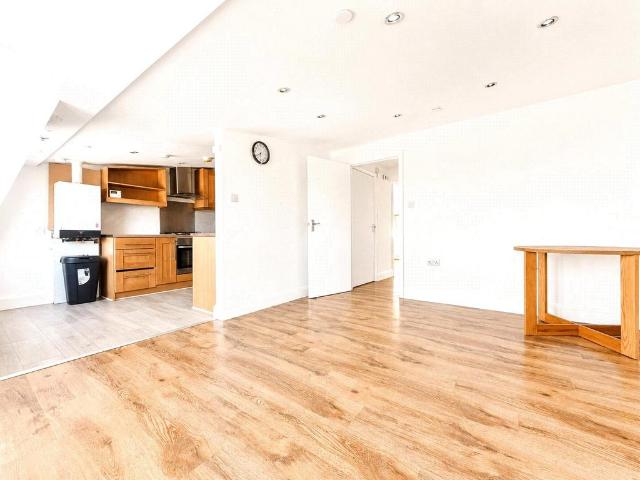 East Road, London, E15 2 bed apartment to rent £1,900 pcm £438 pw