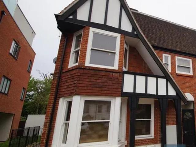 East Row, London, E11 2SA, United Kingdom | 3 bed duplex for rent #138850888 | Rentberry