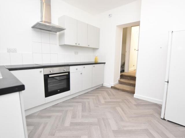 East Street, Bristol BS3 4 bed flat to rent £2,400 pcm £554 pw
