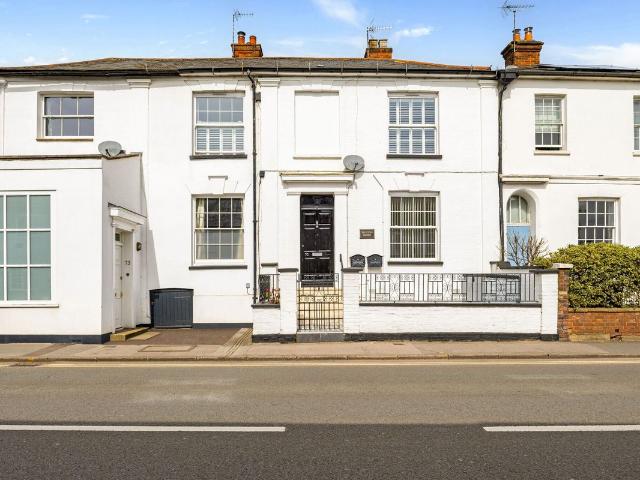 East Street, Farnham, Surrey GU9, 2 bed flat to rent, £2,500 pcm | PrimeLocation