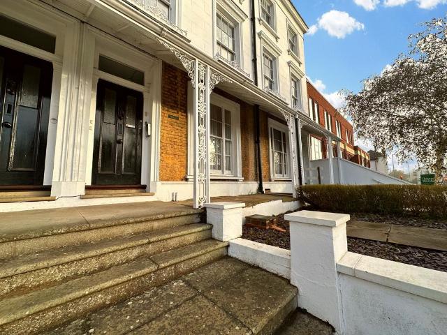 East Street, Farnham 3 bed flat to rent £1,850 pcm £427 pw