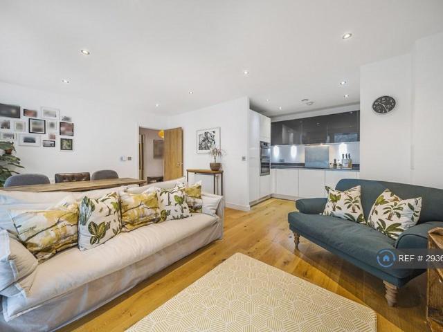 East Street, London, SE17 2 bed flat to rent £2,950 pcm £681 pw