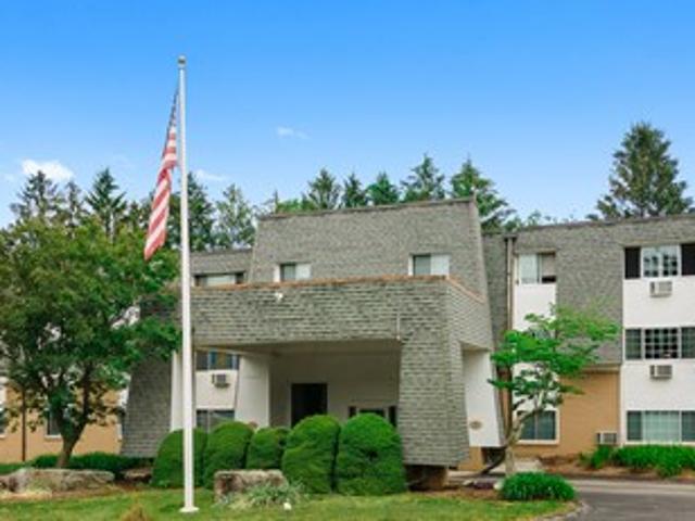 East Shore Apartment Homes 1 Bedroom 1 Bathroom with Den