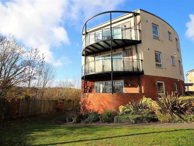 East Side, High Wycombe HP13, 2 bed flat to rent, £1,500 pcm | PrimeLocation