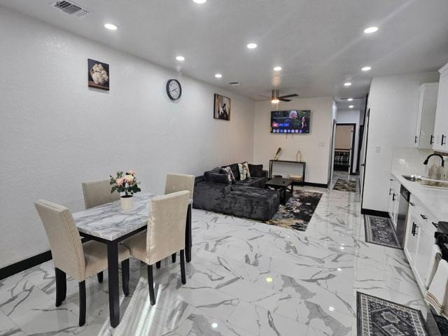 East Side Private Rooms, New Duplex near downtown