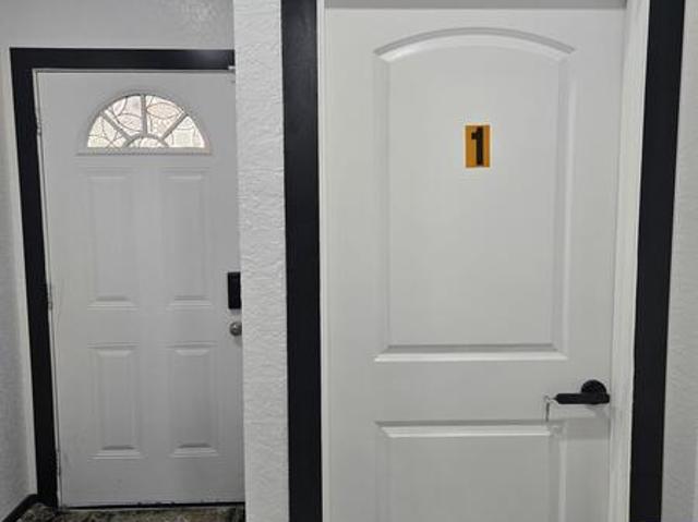 East Side Private Rooms, New Duplex near downtown attractions and a 5 minute walk to transit stop