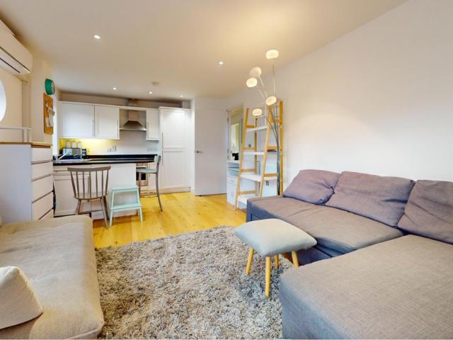 East Smithfield, London E1W, 1 bed flat to rent, £2,700 pcm | PrimeLocation